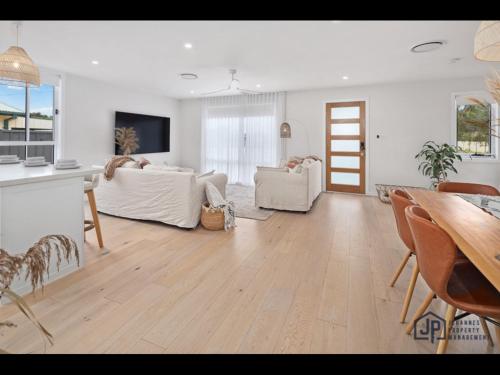 Elegant Beachside Retreat With Luxurious Amenities - Tomakin