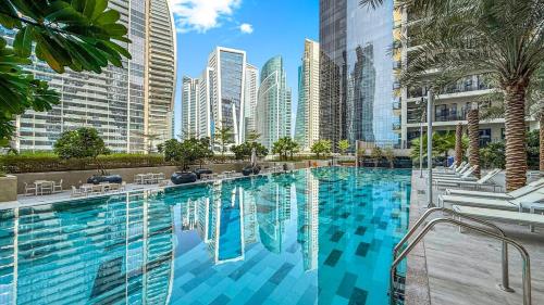 Golden Stays - Cozy 1br Retreat I Skyline Views & Urban Charm - Dubai