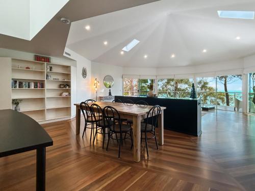 Spacious 4-bed Home With Coastal Charm - Batemans Bay