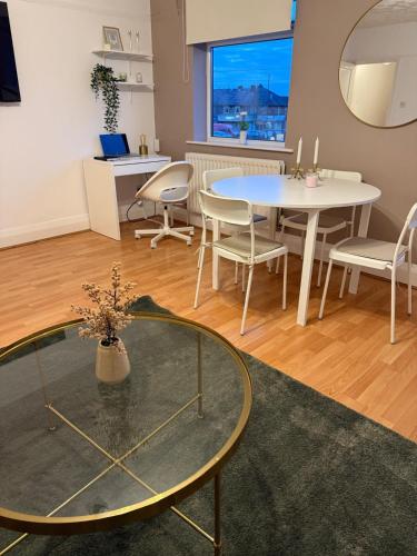 The Cotton Mill Hideaway - One Bedroom Apartment - Free Parking Near Etihad Stadium & Coop Live - Cheshire