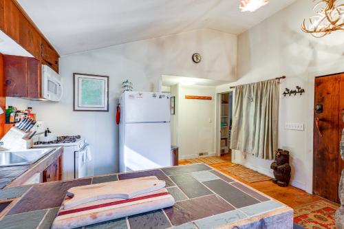 4 Mi To Stratton Mountain Resort! Cabin W/ Hot Tub - Jamaica, VT