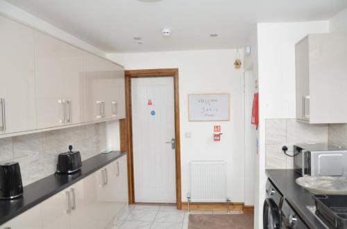 Jmg House -Near Birmingham, En-suite & Private Rooms, Free Off Road Parking, Quality Rooms - Birmingham