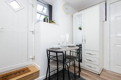 Modern Cozy Flat 6 Mins To City Parking & Wifi - Leeds
