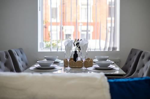 Cliffton House, Sleeps 5, Parking,netflix, Wifi, Only 6 Min To City - Leeds