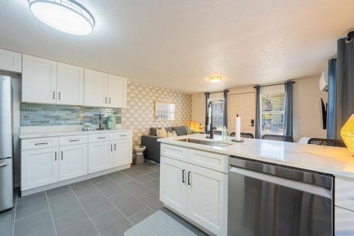 Beachside Bliss -Unit 1 - Walk To Ocean & Restaurants - Jacksonville Beach, FL