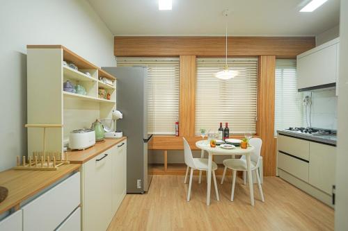 광안606 Gwangan-ri 4 Rooms Accommodationㅡ2 Minutes From Exit 1 Of Gwangan Stationㅡprime Location - Busan