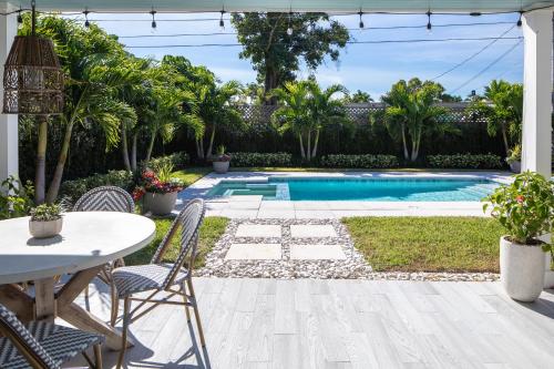 Naples Beach Retreat Bike To Beach! 4 Bed 2 Bath - Bonita Springs, FL