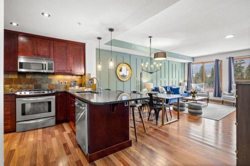 Luxurious Condo Mountain Views Hot-tub And Billiards - Canmore