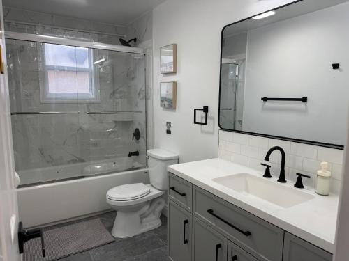 North Barrie !D Stylish And Cozy Private Bedroom With Shared Bathroom - Barrie