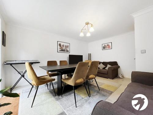 6 Bed Longstay & Shortstay Property With Wifi & Parking Sleeps 14 - Gillingham