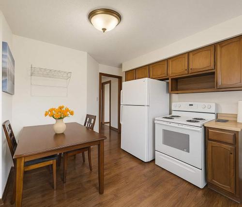 Cozy 1br King - Near City Airport - Oakdale, PA