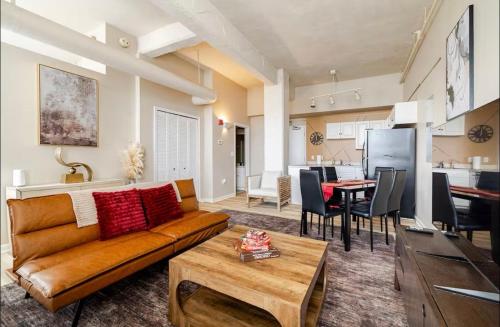 Modern Downtown Loft, Gym, Sauna, Wifi, Walkable - Cleveland, OH