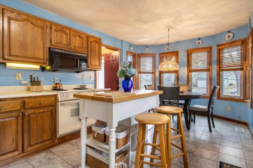 Sleeps 12! Main Level Primary Suite-beautiful Backyard Oasis - Lawrence, KS
