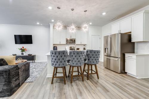 Private Patio! Sleek & Stylish Smithfield Townhome - Smithfield, NC
