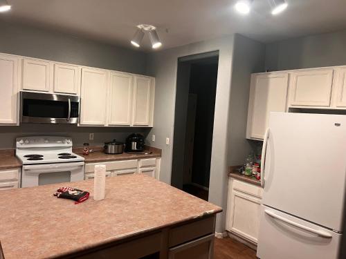West Valley Spacious Room 2 94th - Phoenix, AZ