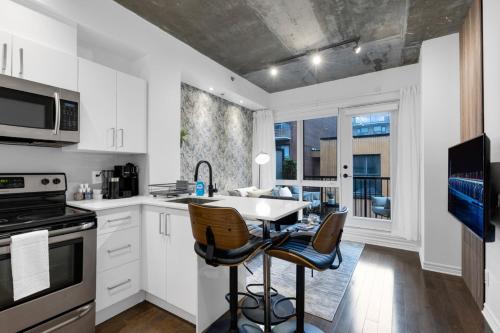 Impeccable Parc Avenue Pad With Parking - Montreal