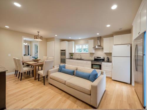 Modern 4 & 5 Br Entire Homes Minutes From Downtown La - Los Angeles