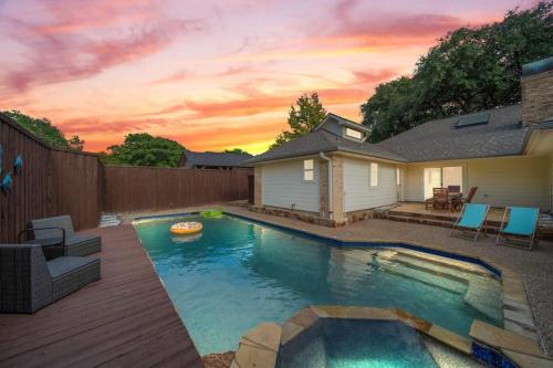 Central Plano 4-bd 2-ba Pool Retreat, Sleeps 10 - Garland