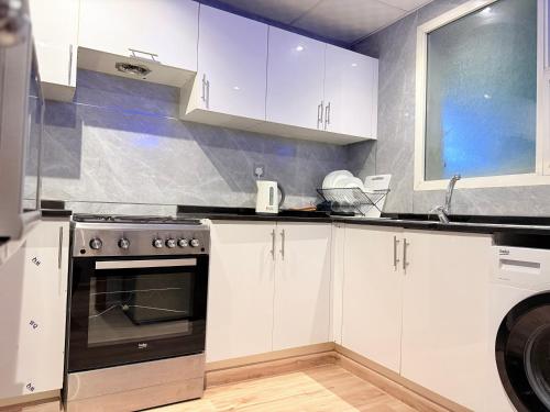 Best Place Holiday Home Iiii Free Parking - 아지만