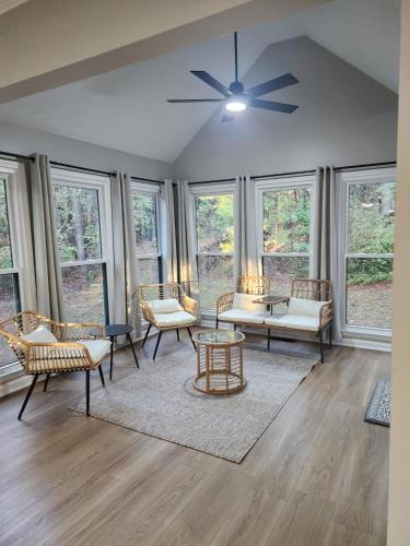 La Vela Blanca - Modern Southern Getaway - Newnan, GA
