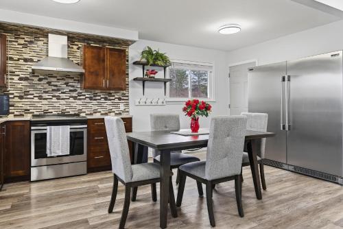 Cozy 3br Downtown Fredericton Home With Parking - Fredericton