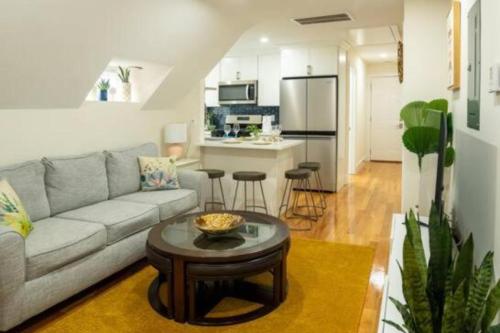 Breezy 3br Boston Apt - Bathtub, Parking, Tv, Walk To Train 803 - Boston, MA
