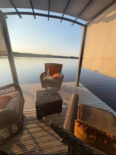 Home In Mount Pocono - Hot Tub, Sauna, & Lakefront - Tannersville, PA