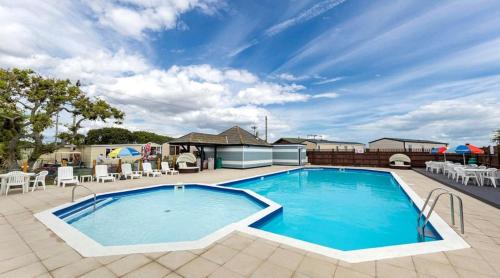 Romantic Seaside Chalet Retreat Solent Breezes - Hampshire