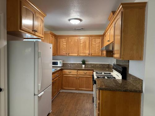 Downtown 2 Bedrooms Full Kitchen & Easy Parking - Sacramento