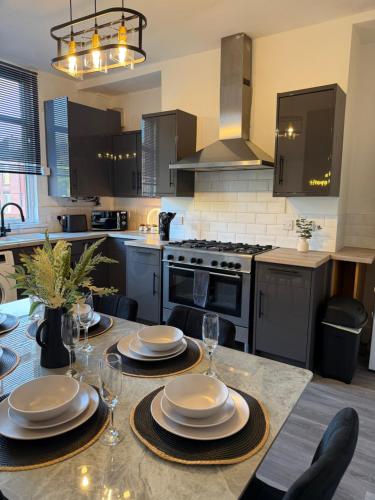 Lux 4 Bedroom House - Jacuzzi Bath Sleeps 9 Free Parking Near Leeds Centre - Leeds