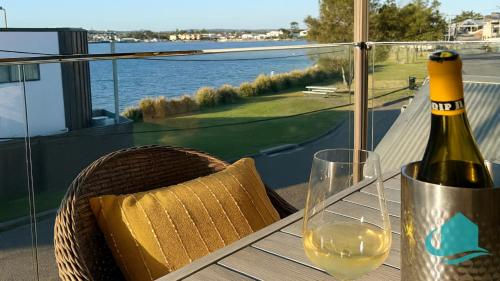Village Bay Lake House- Across From Lake + Spa - Lake Macquarie