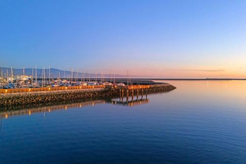 The Coastal Retreat Scenic Harbor Ocean Views Walk To Beach Restaurants - Half Moon Bay, CA