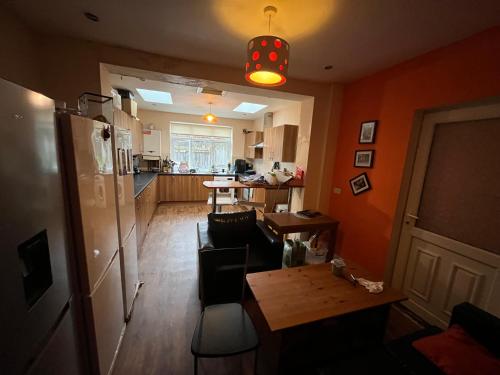 Spacious King Bed 30ft Room - Newcastle upon Tyne