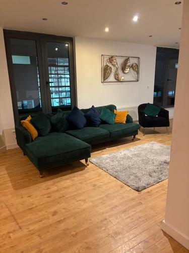 Rooftop 2 Bed Penthouse, Hot Tub, Wrapped Balcony, Free Parking, Train Station Location - Derby, UK