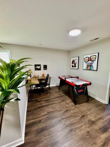 Spacious 4 Bedroom House In University Area Close To Pnc Pavilion - Harrisburg, NC