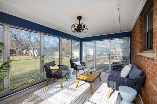 Main Street Retreat Hot Tub Sleeps 8 - Westland, MI
