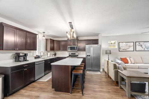 Hot Tub, Sleeps 12, Well-stocked Kitchen, Central Location, Modern Home - Coeur d'Alene, ID