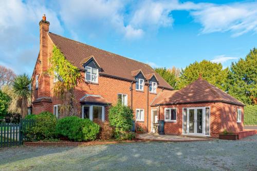 Sutherland House Modern & Elegant Home - Pass The Keys - Telford