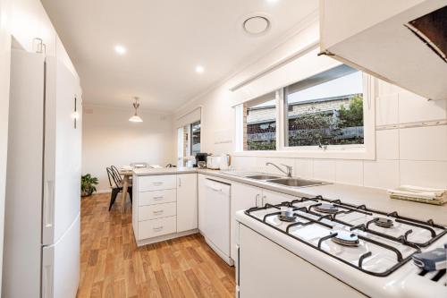 Geelong 3 Bedroom House, 4 Beds, Near City Centre - Geelong