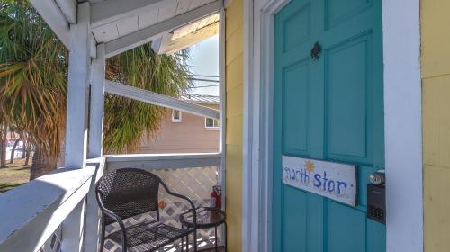 1br 1ba Northstar Bungalow. Just Steps To The Beach And The Bay. - St. Pete Beach, FL