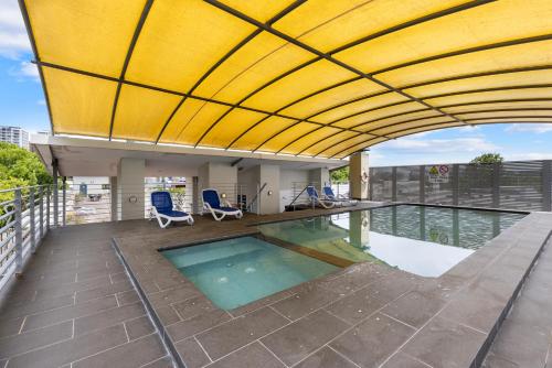 Stylish 1-bedroom Stay With Balcony & Pool Access - Camperdown