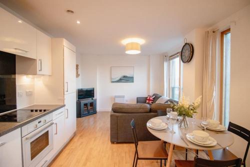 The Captains Quarters By Sheppey Stays - Waterfront 2br Flat - Sleeps 4 With Secured Parking - Famil - Gillingham