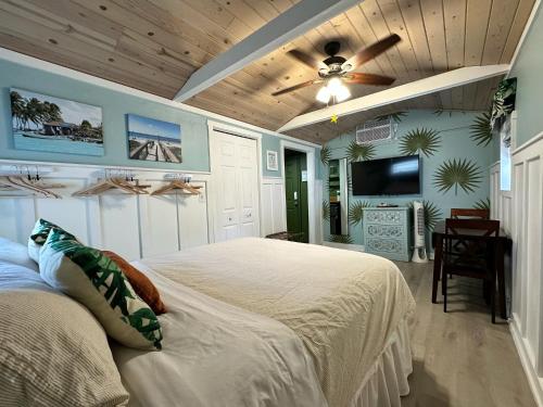 Palm Paradise Retreat - St. Pete Beach, FL