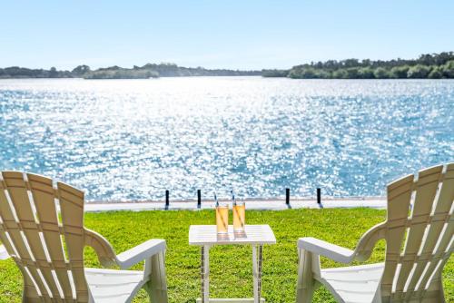 Dolphin View - Elegant Waterfront Haven With Private Pontoon - Holiday Yamba - Yamba