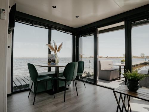 Houseboat Uitgeest Met Airco | 4 Personen - Uitgeest