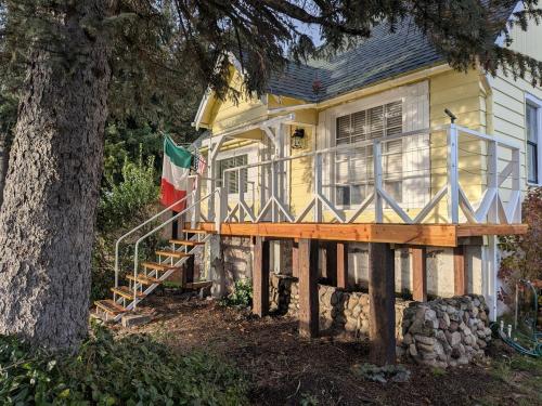 Historic Hm, Mountain Views, Hot Tub, Steam Room - Mount Shasta, CA
