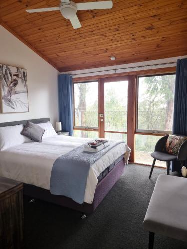 Queen Room With Balcony - Kookaburra Retreat Homestay - Melbourne