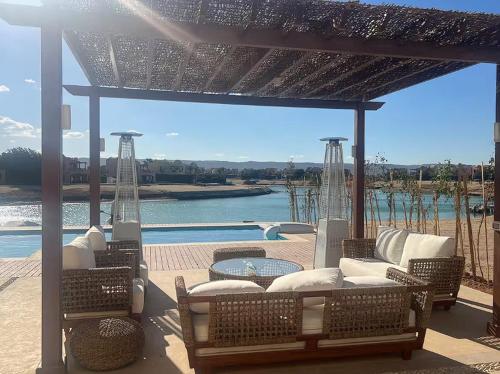 Spacious Outdoor Area Featuring A Swimming Pool ! - Hurghada