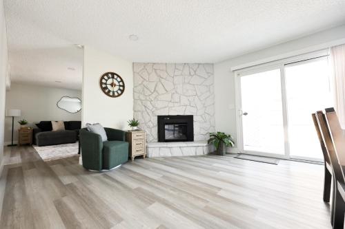 Family Friendly Southwest Bakersfield Retreat With Jacuzzi And Fenced Yard - Bakersfield, CA