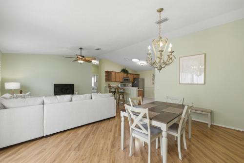 Cozy 2br Mins To Lake Sumter Landing And Brownwood Paddock Square With Bbq, Workspace, Murphy Bed - The Villages, FL